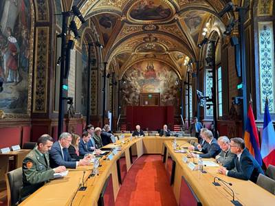 Sûrên Papîkyan tevî endamên Sênata Fransîyayê pirsên derbarê hevkarîya ...