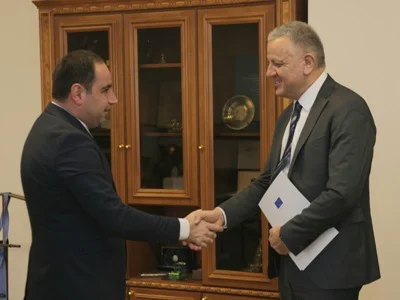 Wezîrê serkarîkirina têrîtorîya û sîstêma tevî baylozê Yekîtîya ...